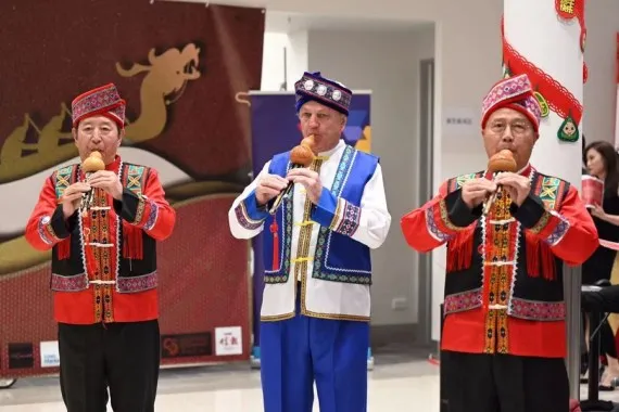 Fall in love with Chinese instrument hulusi flute - Internews Pakistan