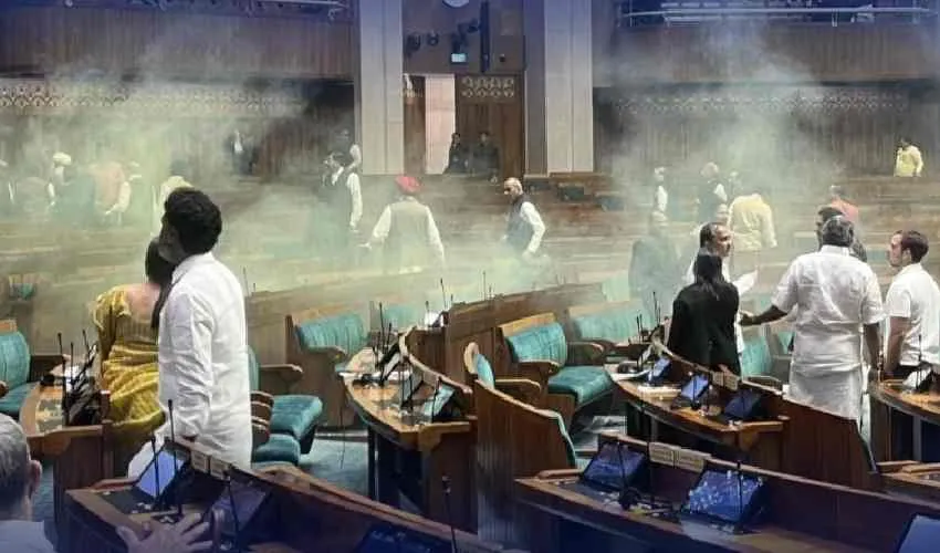 Smoke attack disrupts Indian parliament, four arrested - Internews Pakistan