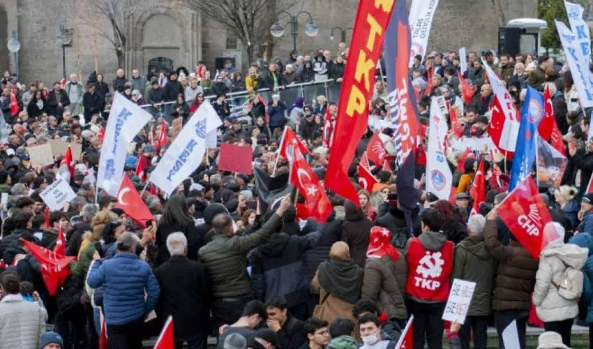 Istanbul students take to streets in protest over Imamoglu’s arrest ...