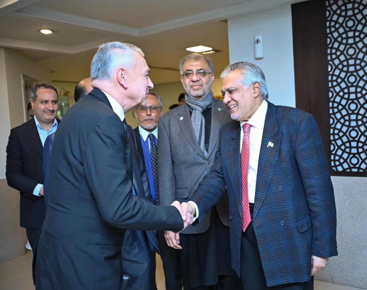 Deputy Prime Minister Ishaq Dar welcomes IFAC President to Pakistan ...